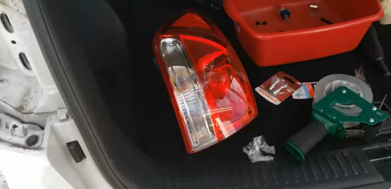 2016 Kia Sorento Brake Light Bulb